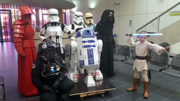 Les personnages de l'armée impériale de Star Wars en visite à l'hôpital ...